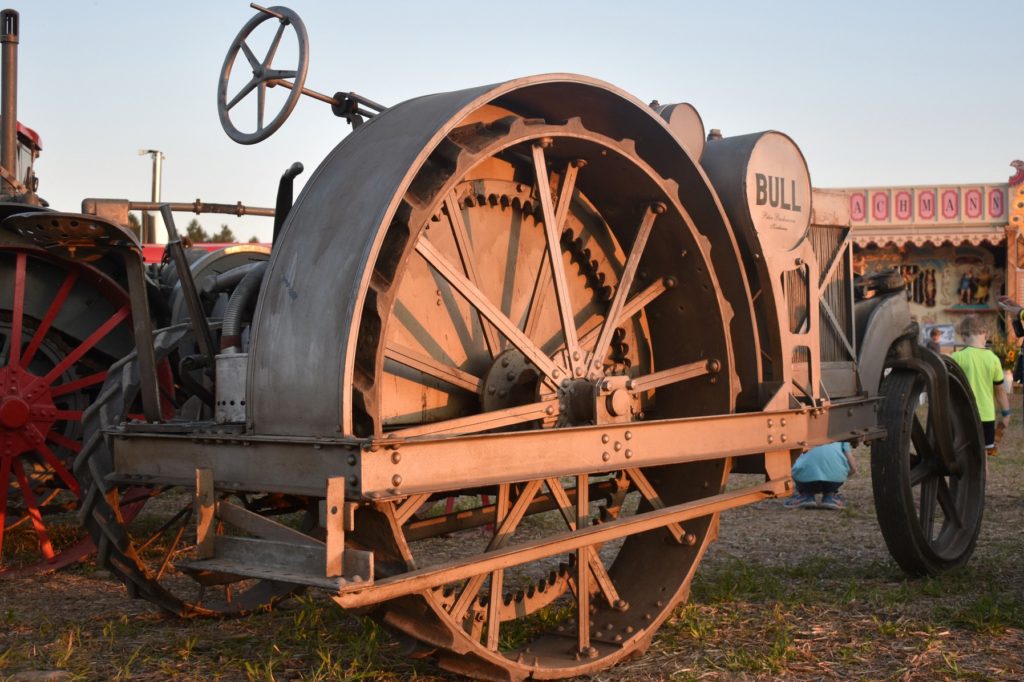 Die Bull Tractor Company und "The Bull with the Pull" — HU3RAUM